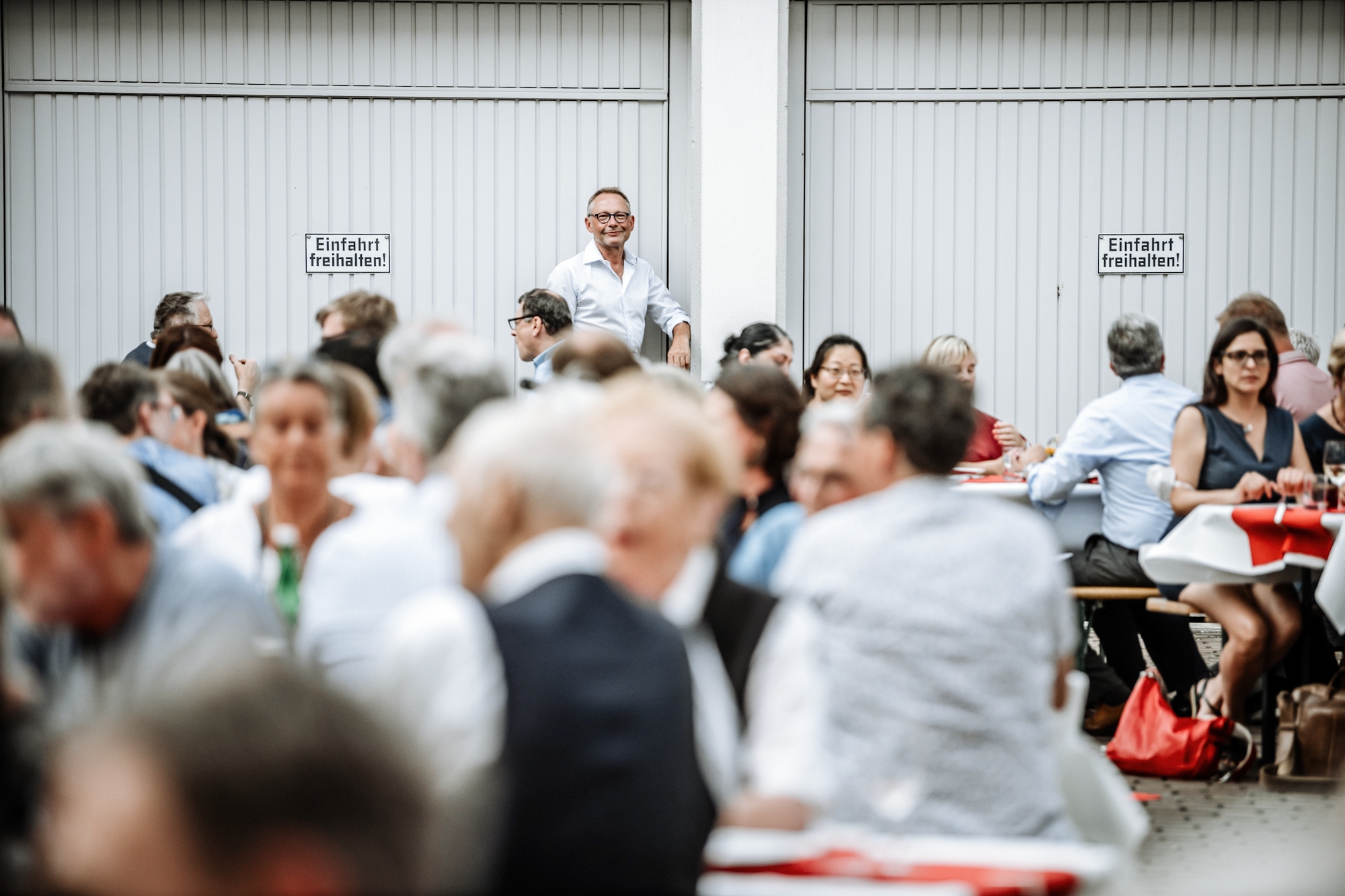 Niemand kann überall sein, Walter Schuhen schon