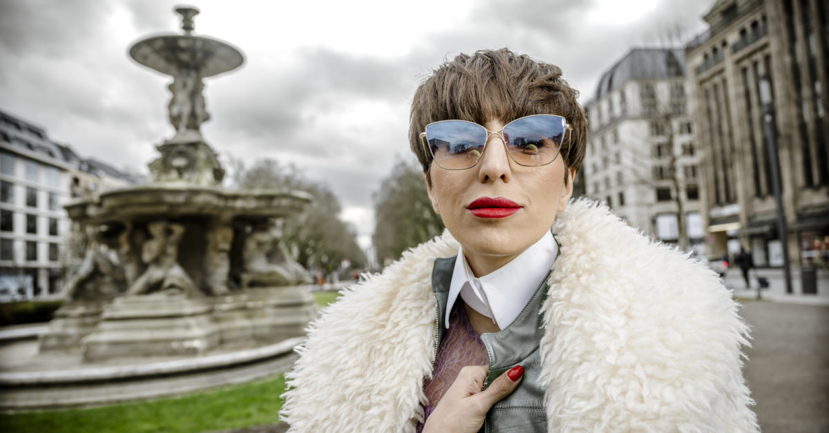 Wurzeln in Iran, Leben in Düsseldorf, Karriere in Paris